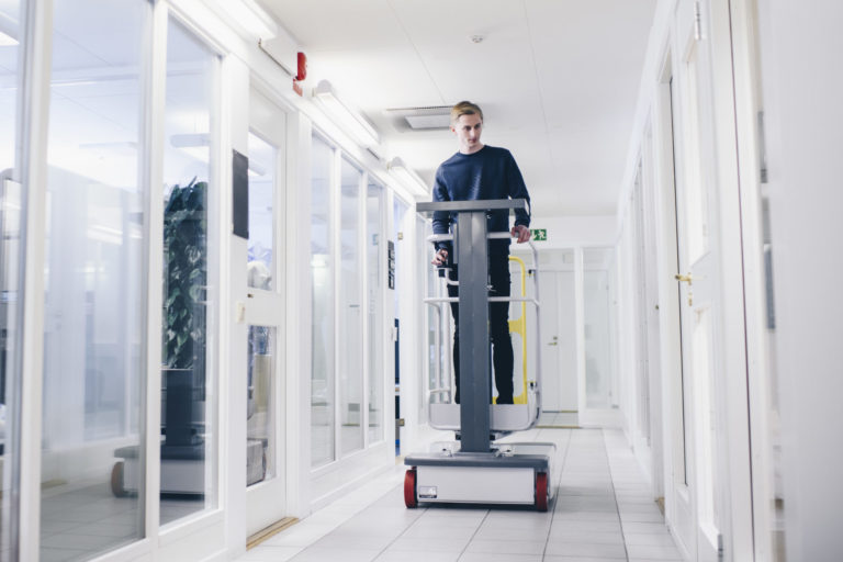 Retailer - Safelift - Mast lifts for safe work indoors