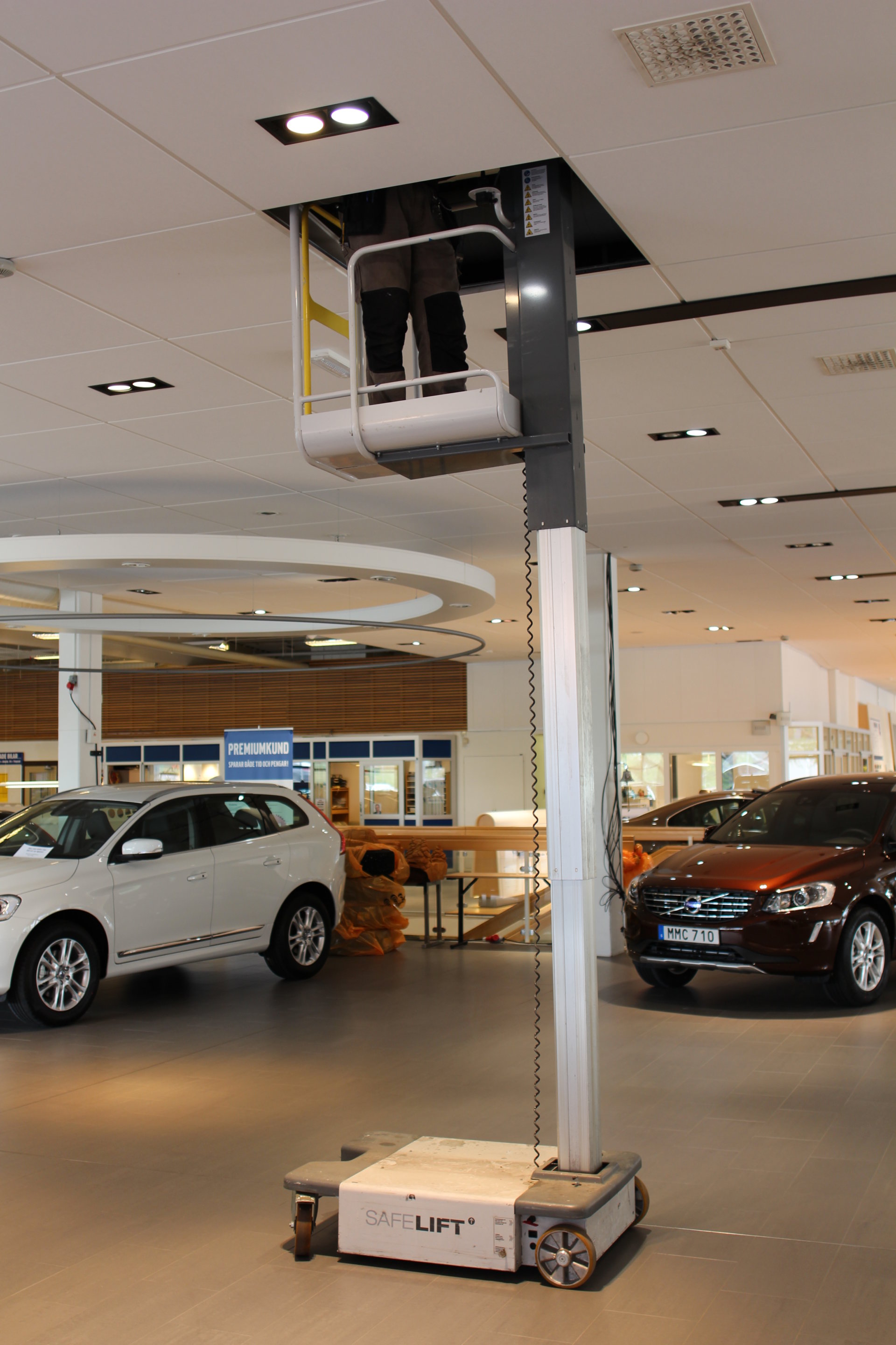 Gallery - Safelift - Mast lifts for safe work indoors